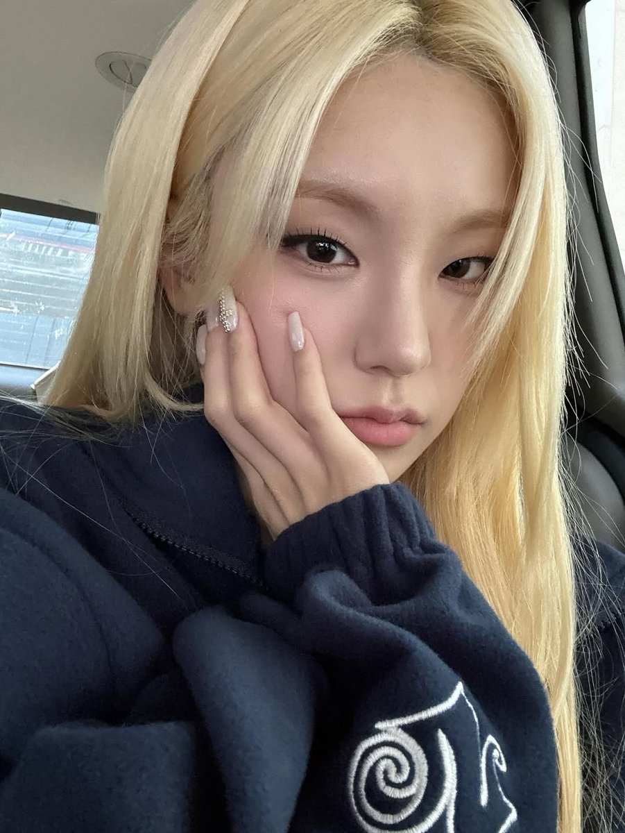 If pink-haired Yeji looks like Seju, blonde-haired Yeji looks like Sungji 😆