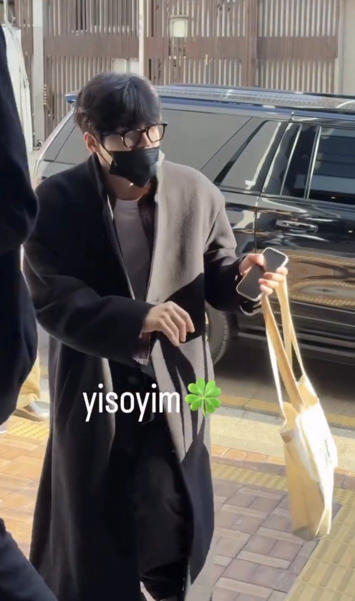 Hari ini Seonho pake totebag Bonjour Bakery (lagi) 🥹