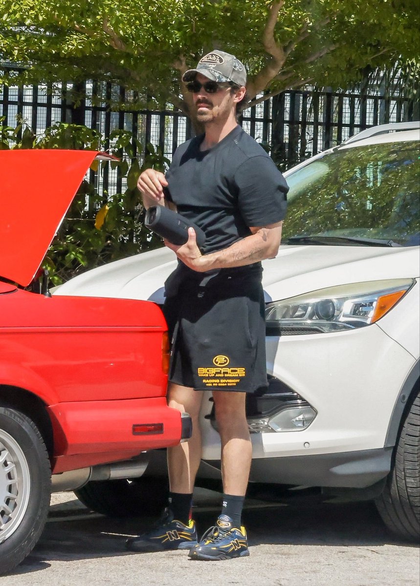 📸: Joe Jonas sendo lindo ao lado do Mikey Deleasa. Nosso coração até ...