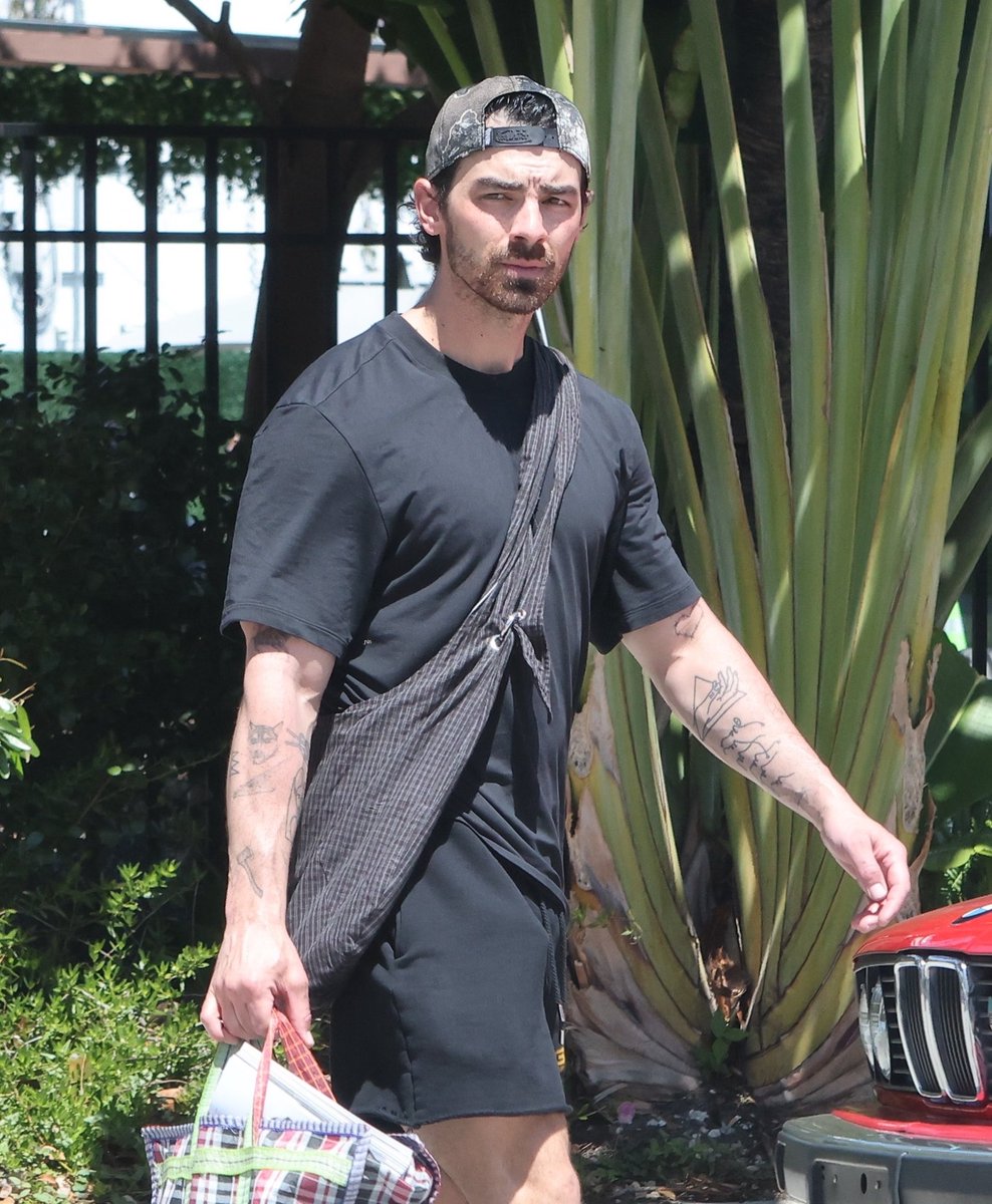 📸: Joe Jonas sendo lindo ao lado do Mikey Deleasa. Nosso coração até ...