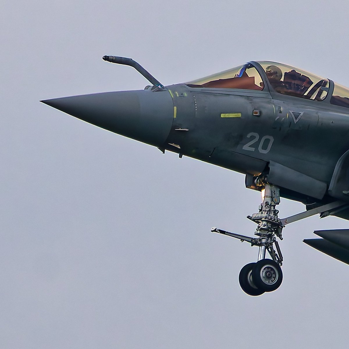 Dis @RafaleFan, toi qui sais tout, c'est quoi ces bandes jaunes ...