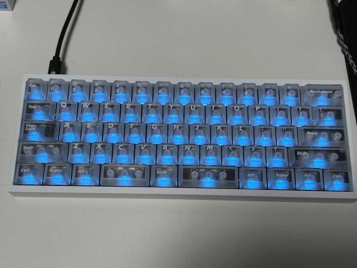 pcb:Rakka Atlas case:Tofu60 E-coating White switch:KeyTok NOVA keycaps ...