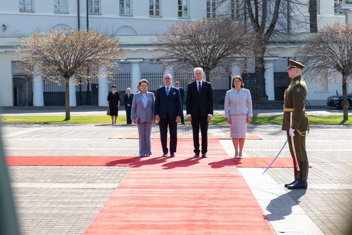 A bright spring day in Vilnius to welcome President of Estonia ...