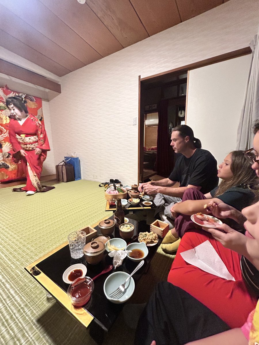 芸者姐さん達を呼んで舟盛りと芸者遊びで優勝してる記憶たんファミリー👘 5人で8本空けた…深い夜🍶