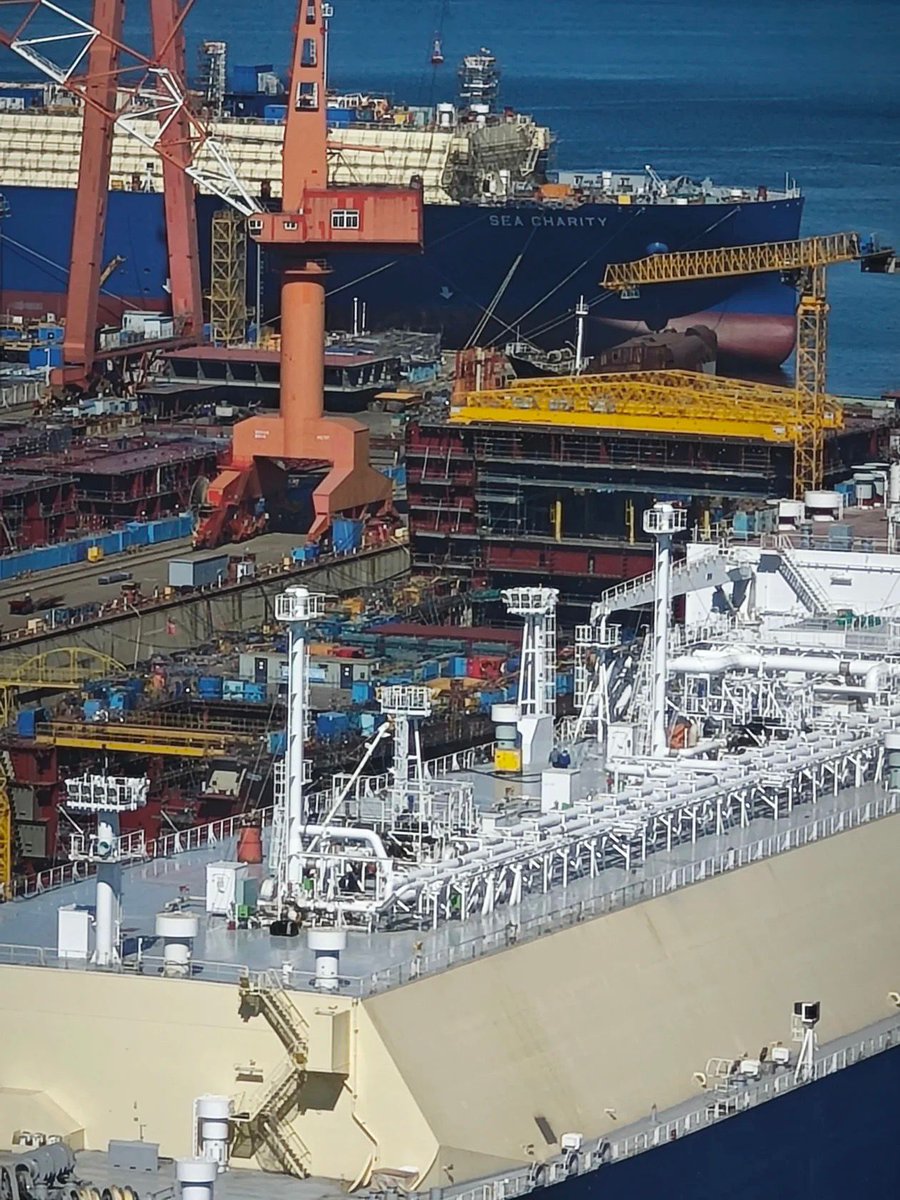 @grok A clear view of the central hangar section with its top deck of ...