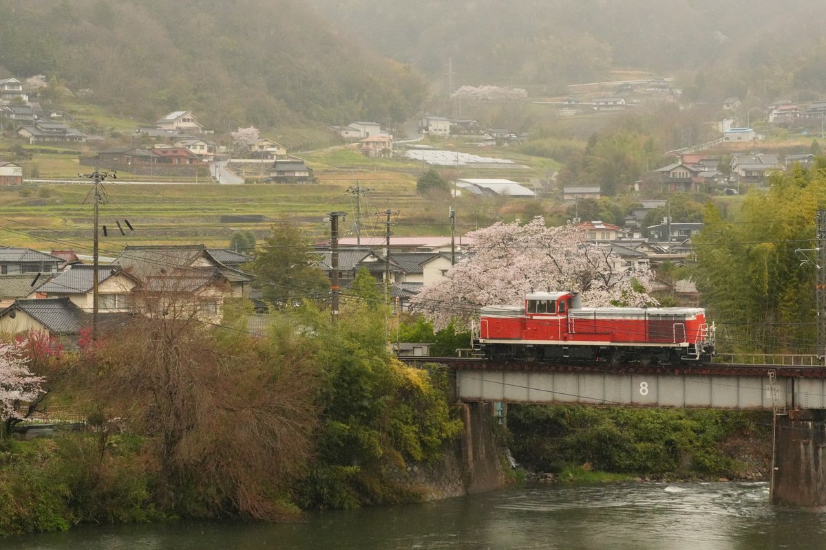 Last Saturday DE10 diesel locomotive forwarding train went across the ...