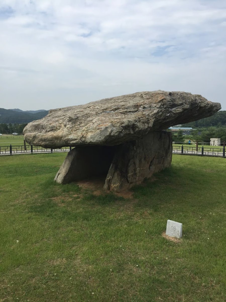 🚨 A 280 ton capstone sits on top of a dolmen in South Korea and barely ...
