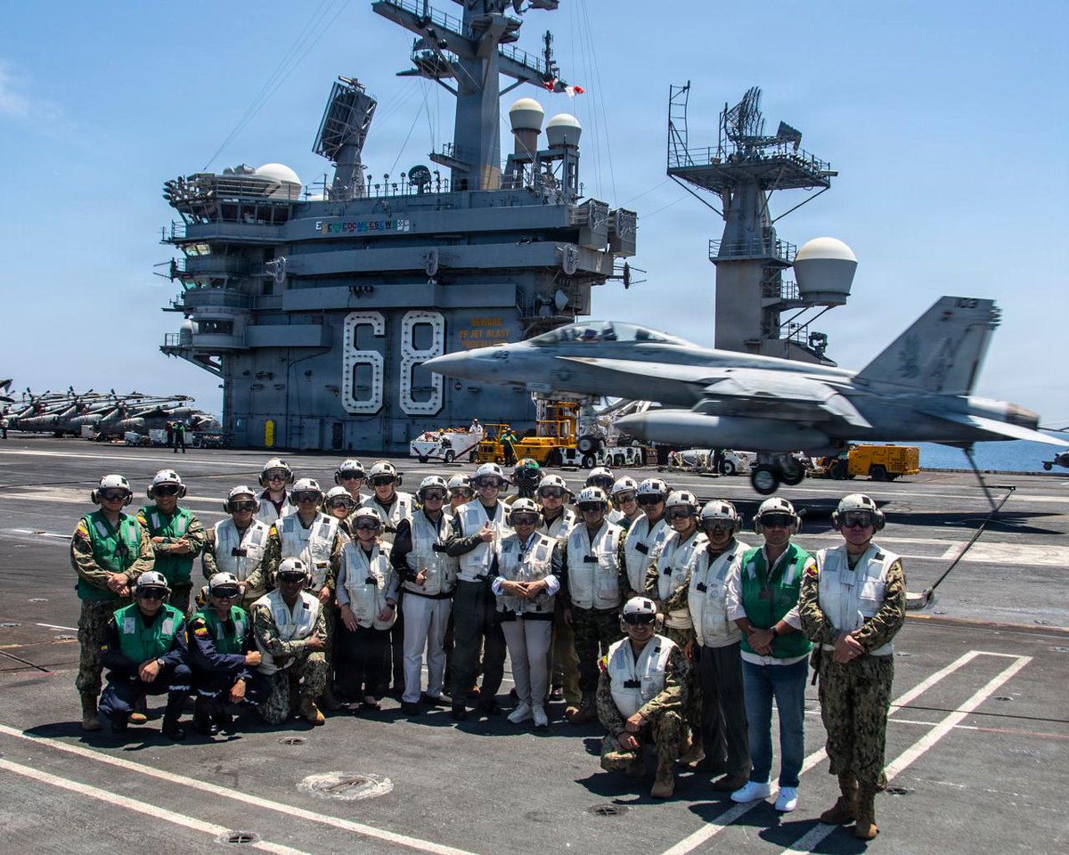El portaaviones más histórico de la Armada de los 🇺🇸, USS Nimitz, llevó ...