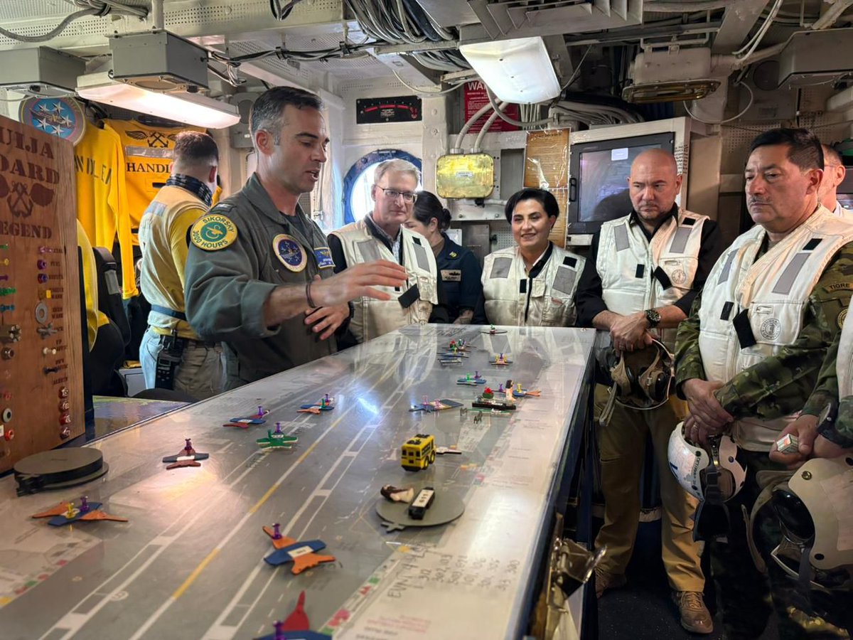 El portaaviones más histórico de la Armada de los 🇺🇸, USS Nimitz, llevó ...