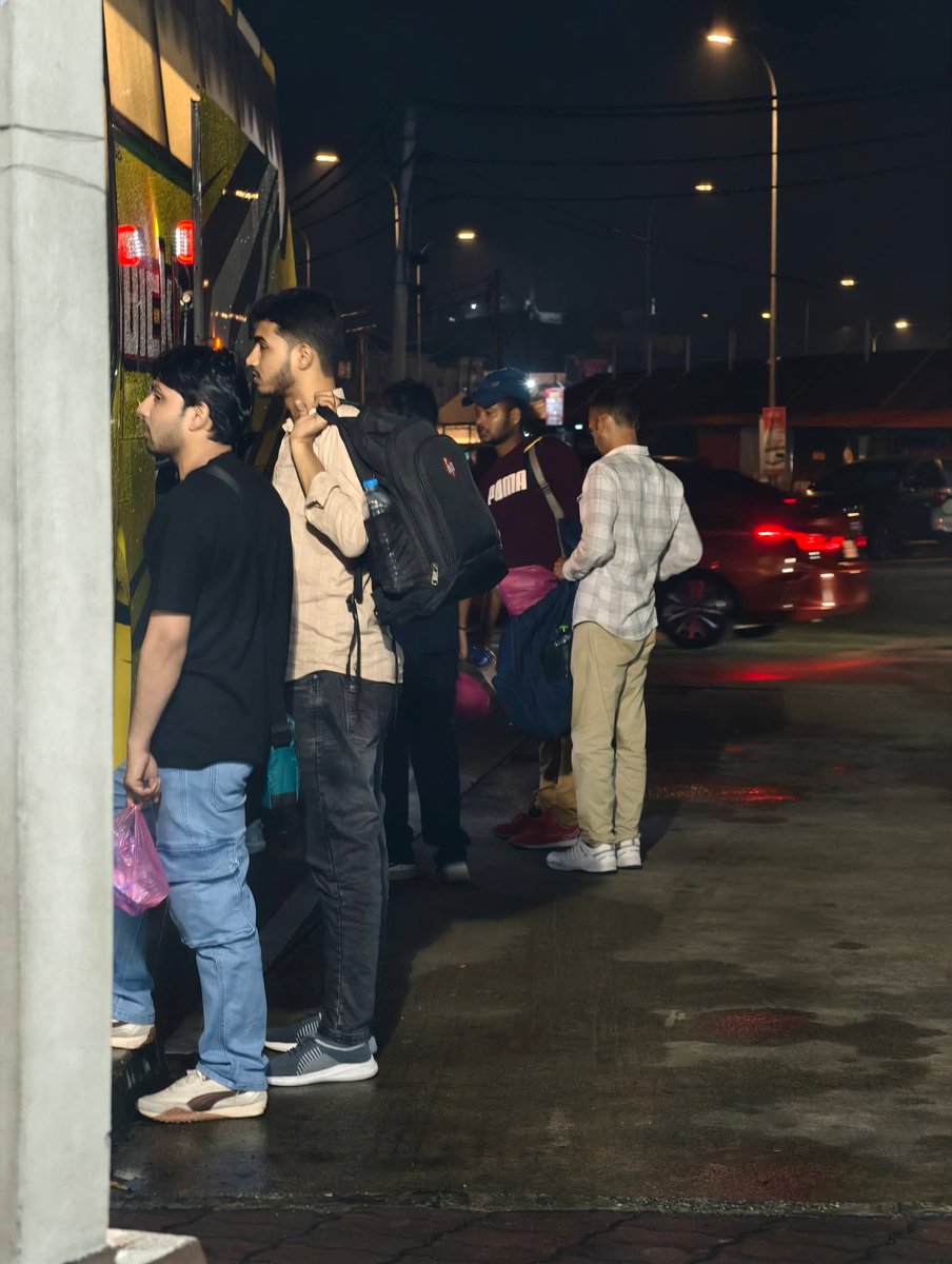 Malam ini kelihatan pula warga India sedang menaiki bas di stesen bas ...