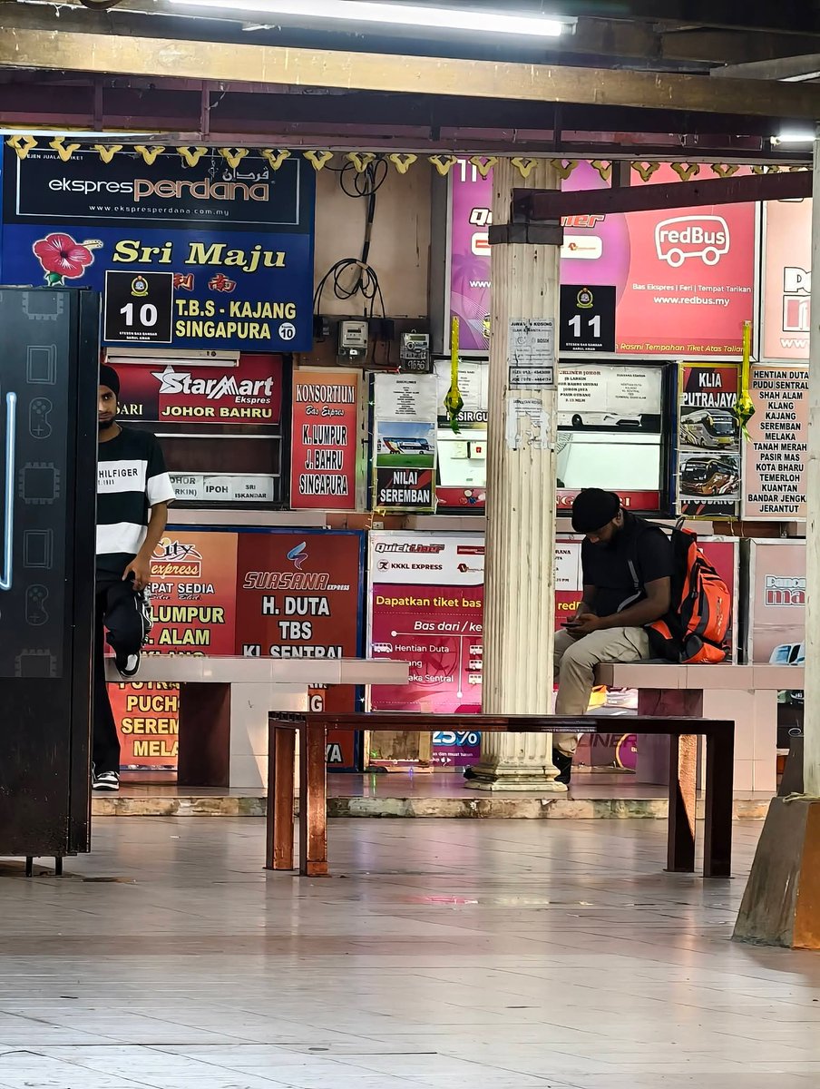 Malam ini kelihatan pula warga India sedang menaiki bas di stesen bas ...