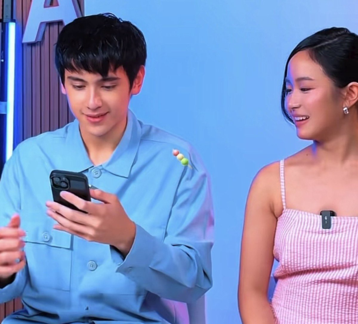 wait lumang phone ba ni moymoy yung gamit nilang mag selfie ni cap or ...