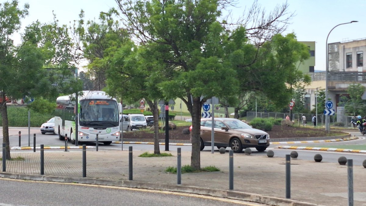 Avui a la @UABBarcelona cua de 5 BUSOS de l'e3 en 1 minut: Els busos de ...