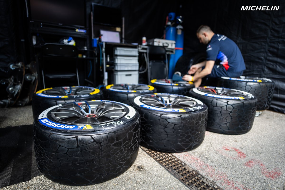 🧑‍🔧 @Michelin's partner teams continued to work on the set-up of their ...