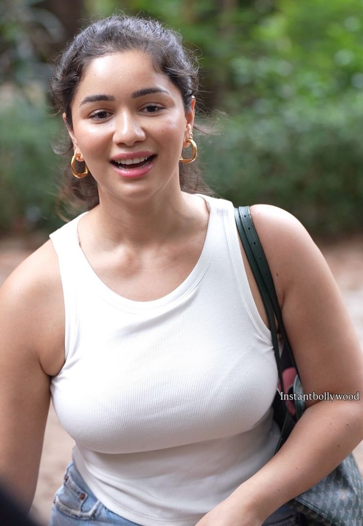 Sara Tendulkar Born on October 12, 1997 🎂 | Age: 28 (as of 2026) From ...