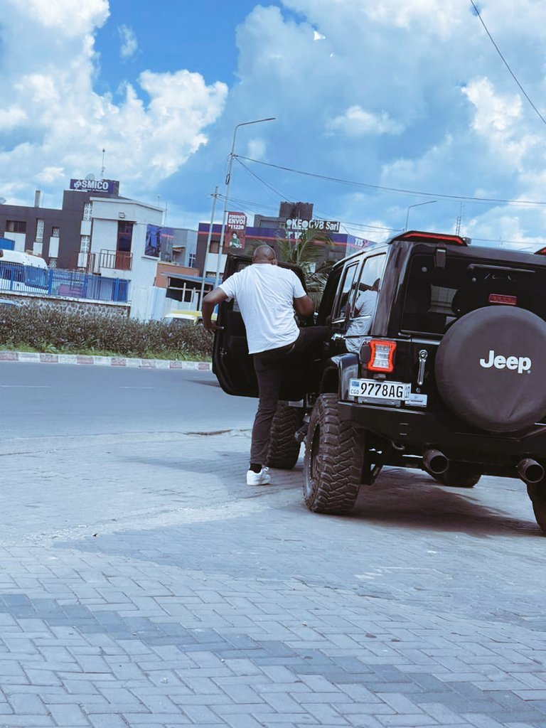10h51 : mes caméras de Goma capturent le journaliste @wembi_steve à ...