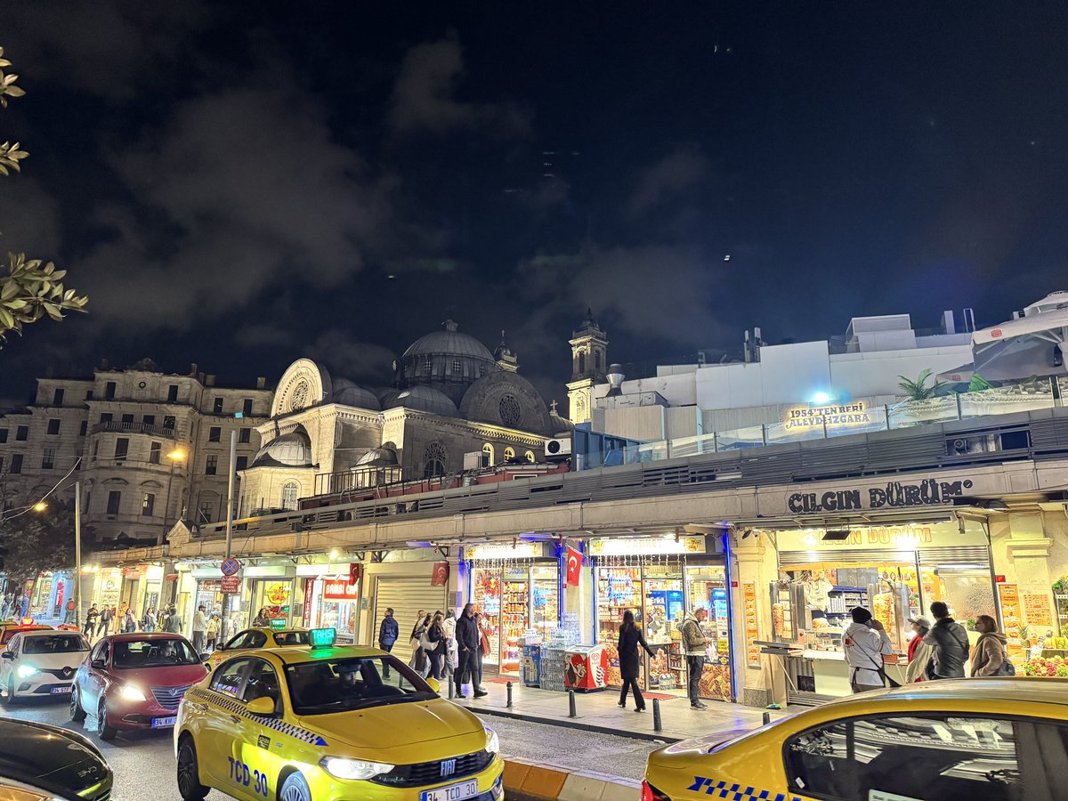 Taksim Aya Triada Kilisesi’ne ait sıra dükkanları YZ ile kaldırıp “bak ...