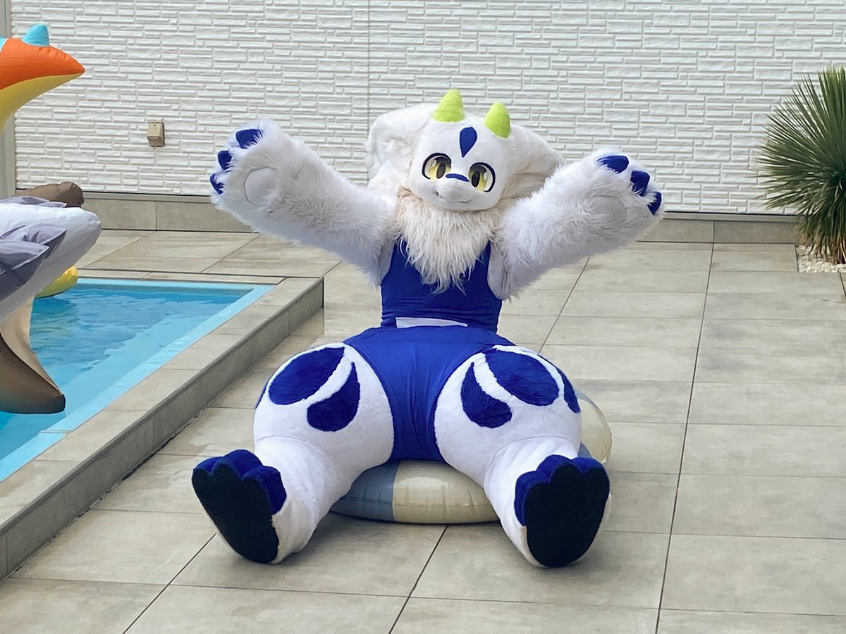 既出だけど！！やっぱスク水ドラゴンでしょ！！ #ドラゴンの日 #これを見たやつは座ってる画像をあげろ https://t.co/xQIUlNwHWW