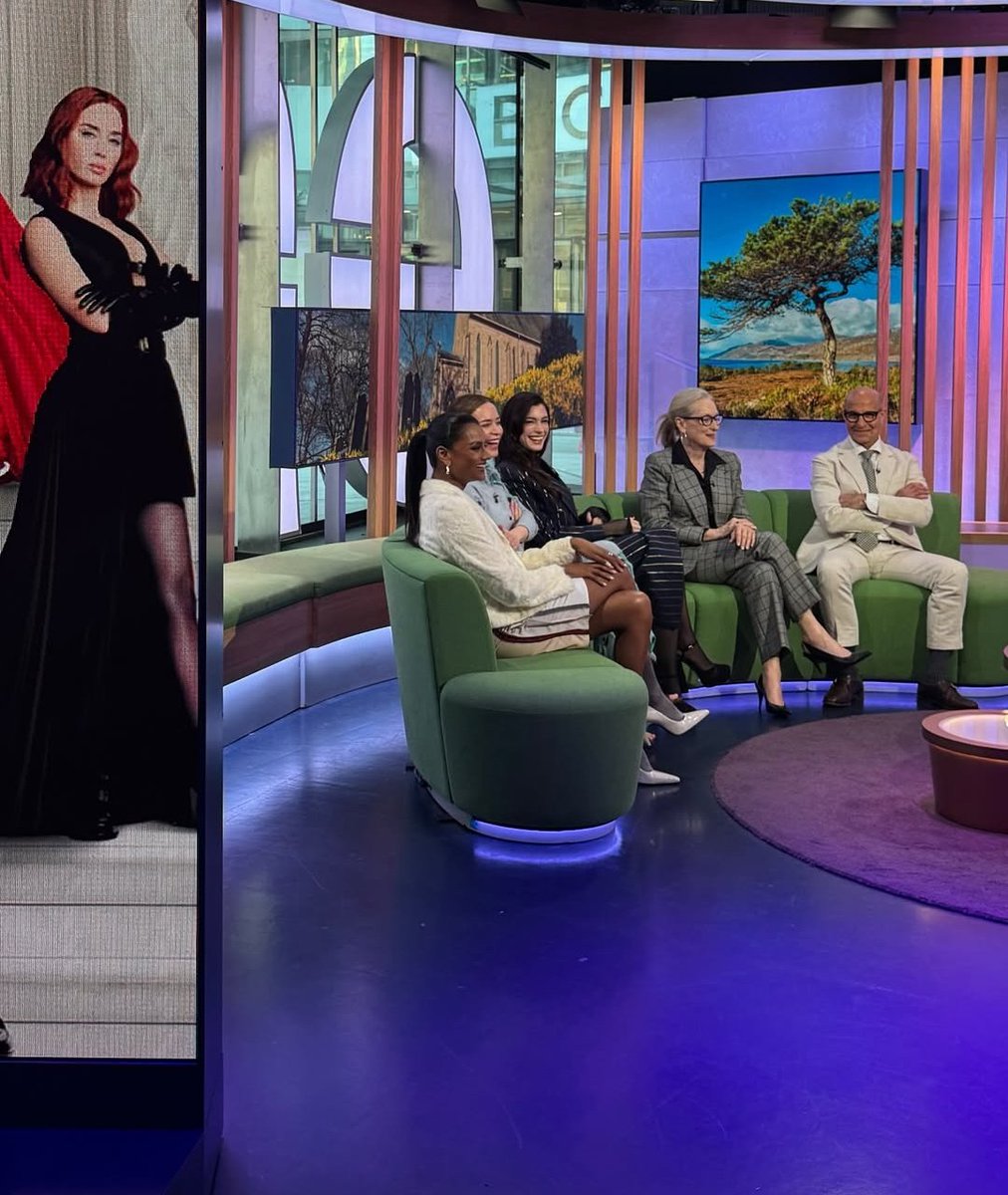 Anne Hathaway, Meryl Streep, Emily Blunt, Stanley Tucci e Simone Ashley ...