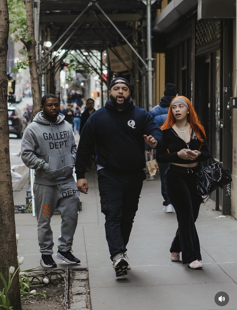 Looks like ice spice now got a bodyguard/security after being attacked ...