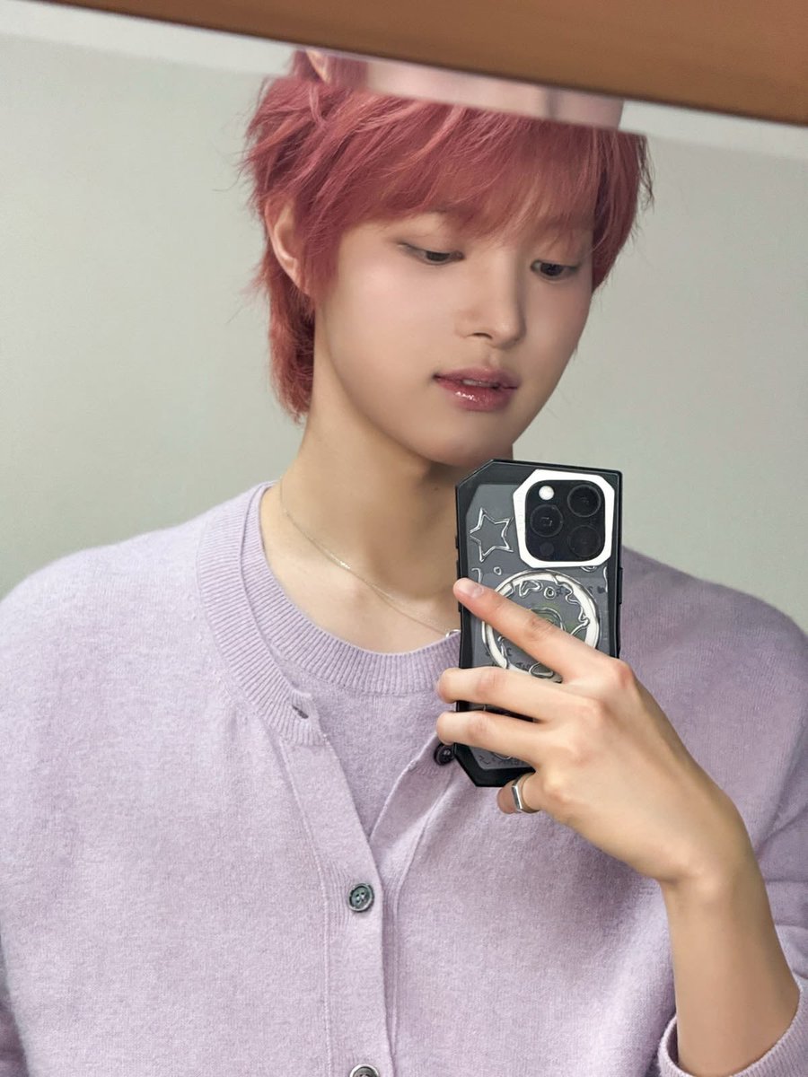 HE REDYED IT DAMN NEAR NEON 😭😭😭 his hair has to be damaged asf i just ...