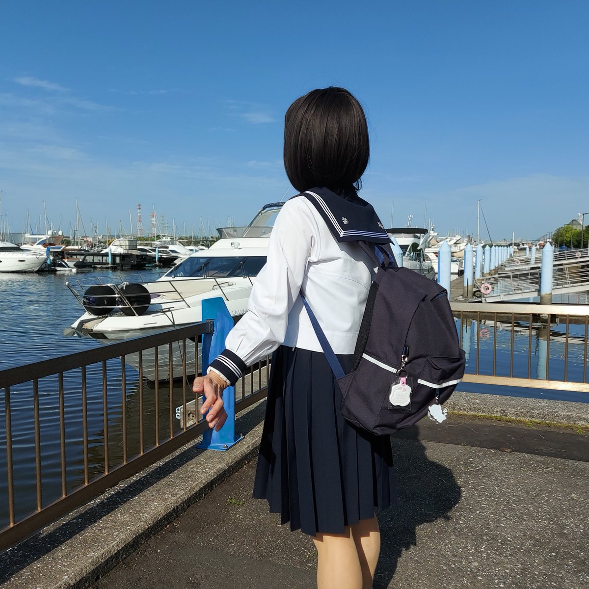 横から撮られてた背中 @tab_mizu photo:牧さん @neighbors_maki #夢の島公園 #制服 #セーラー服 #リュック ...
