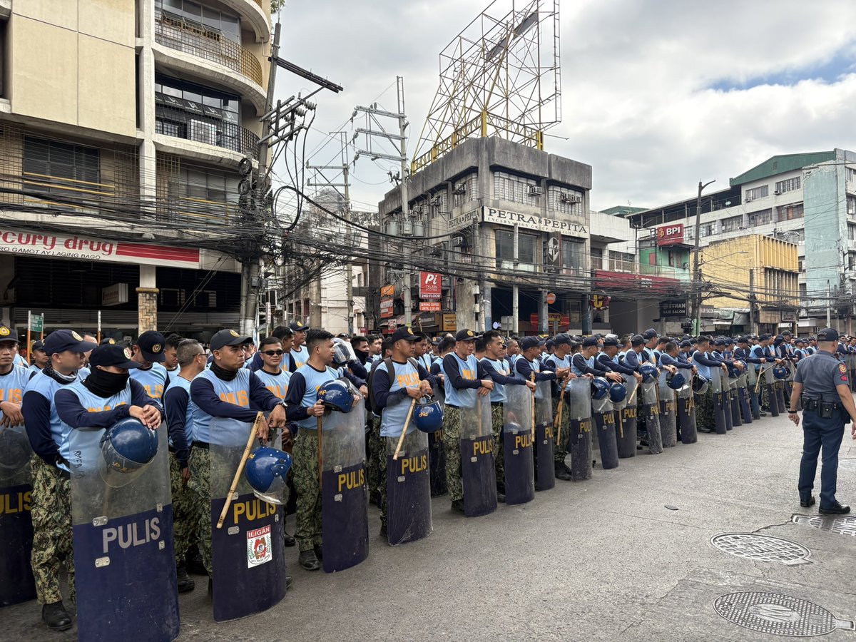 TINGNAN: Sarado ang ilang daan patungong Mendiola Peace Arch sa Maynila ...
