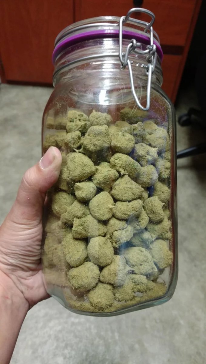 Guess how many moon rock nuggets are in this jar 龎? https://t.co/4TfKGaetPk