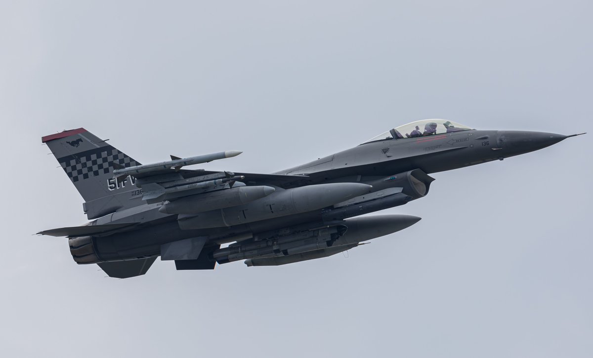 2023年の横田基地友好祭の51FW/36FSのF-16いっぱい吊るしててカッコよかったんだよな 今年も吊るしてきてくれるのいないかな