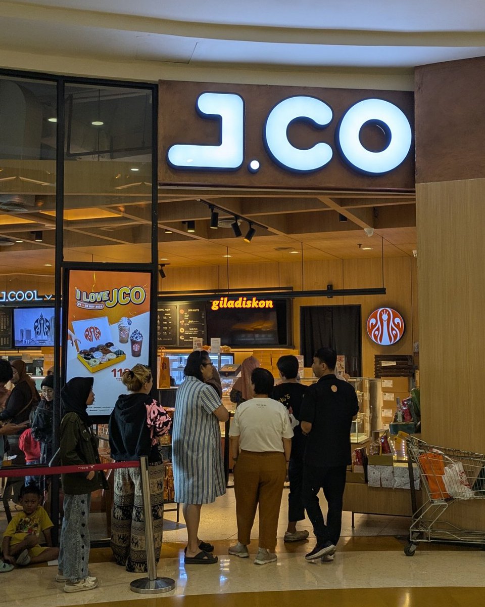 Ada yang antri juga hari ini demi bisa dapetin penawaran spesial dari ...