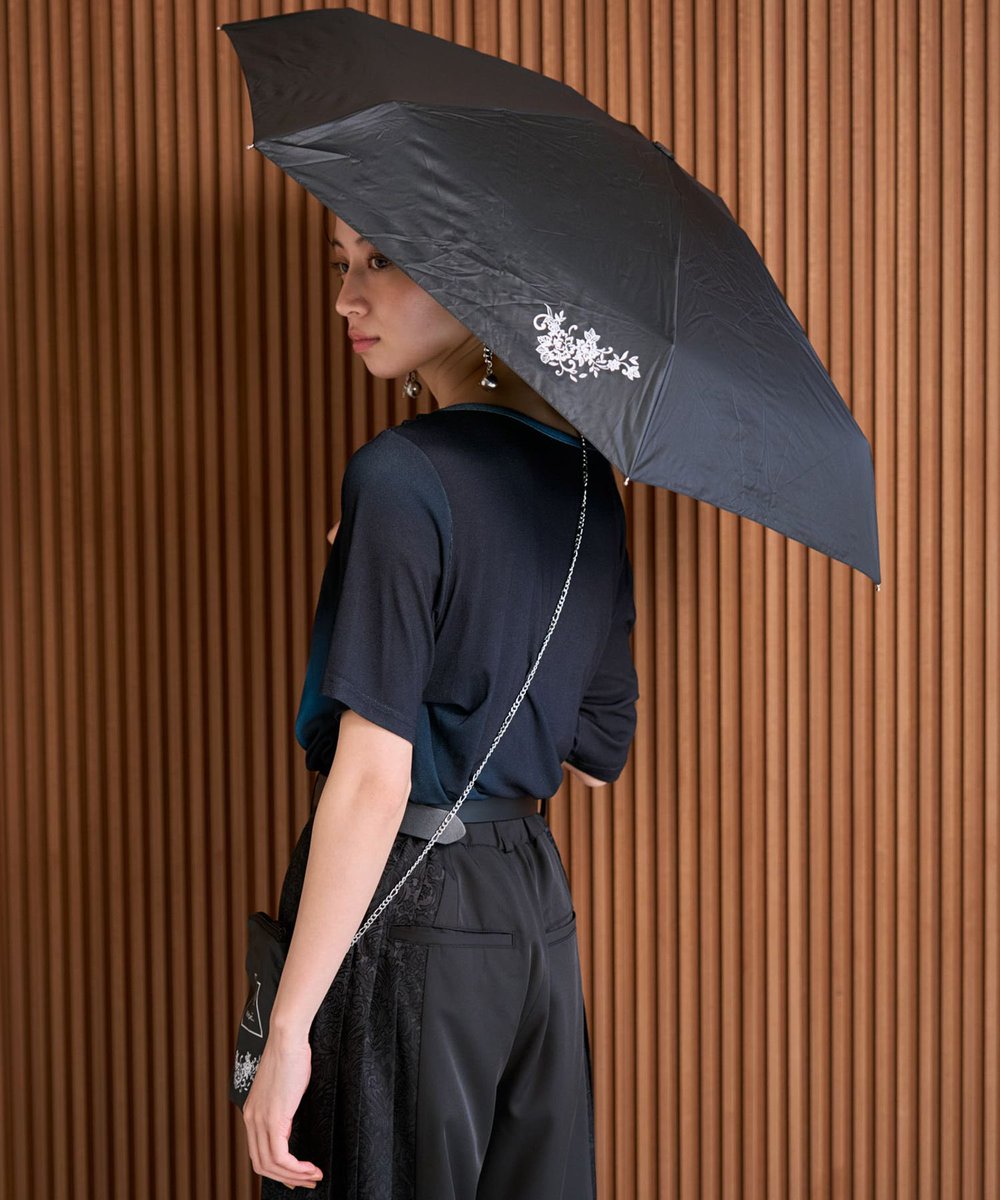 HAREから夏の必需品・日傘が登場！ ワンポイントの花のプリントがHAREらしくモードな印象に。 遮光率100%で晴雨兼用です アイテムは ...