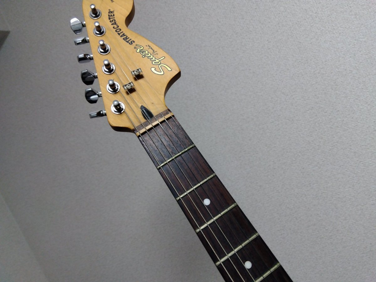昔メインで使ってたスクワイアのストラト 6年前のおうち時間の頃に弦張り替えたのみでずっと弾かず保存機状態なのに指板がずっと黒くてすごい