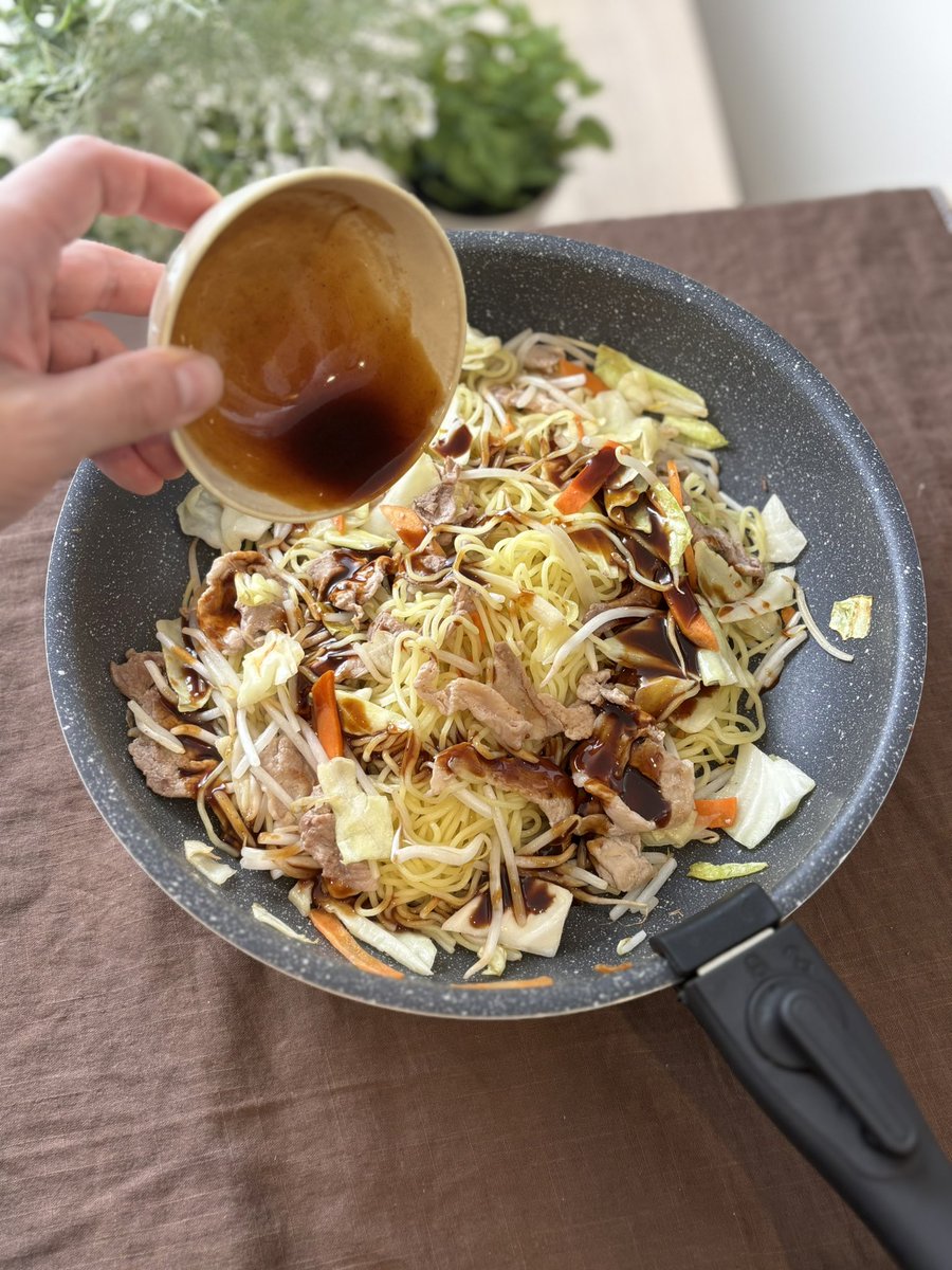 焼きそばは割と手軽に作れる料理ですがソースを自分で味付けすると『よし！今日は凝った料理したぞ！！』っていう自己肯定感を更に高められるので ...
