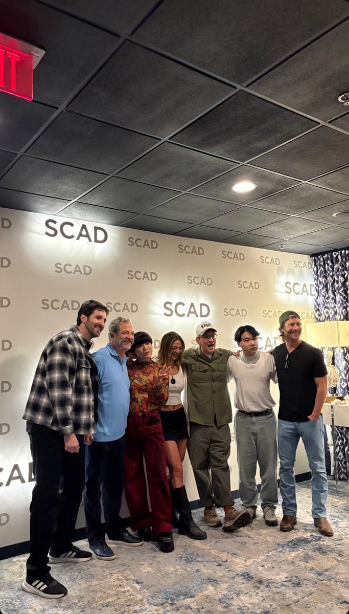Madelyn Cline e Glen Powell com os participantes do ‘Comeback King ...