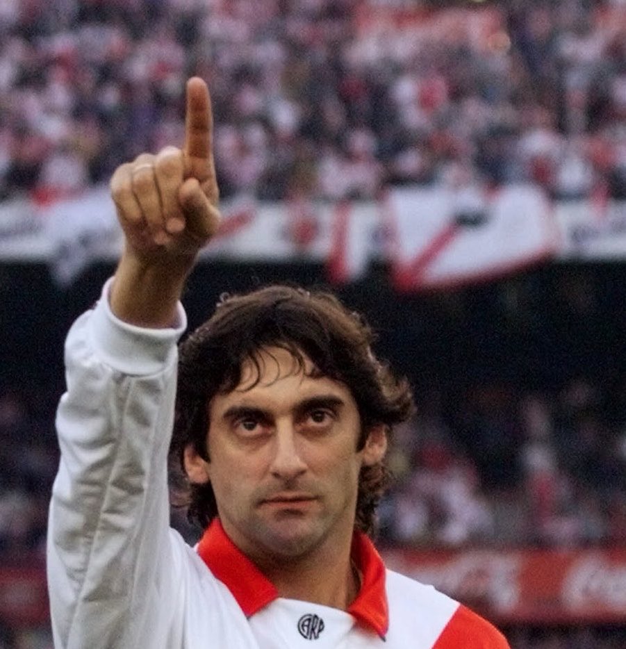 @f4cuu2709 @_crisenberg_ Francescoli jugaba en el Inter en 2010 ...