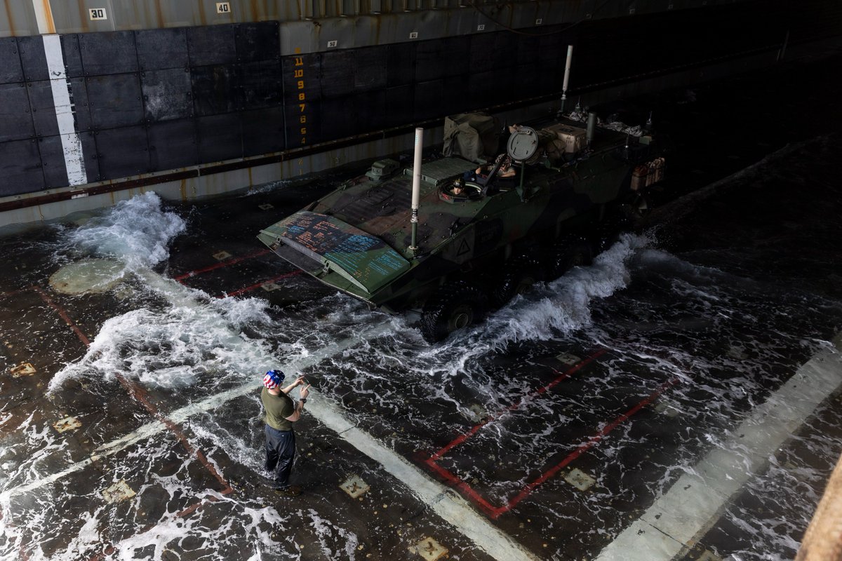 5月24日、アメリカ中央軍の管轄区域で海兵隊第31海兵遠征部隊はドッグ型揚陸艦USSコムストック艦上で水陸両用装輪装甲車（ACV) の運用を ...