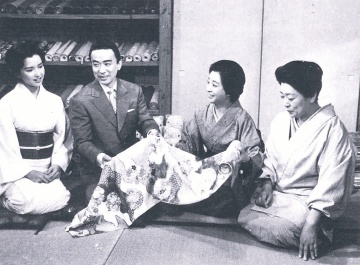 【ちょっと一興😉】 モノクロ（番宣用） カラー ドラマ『蝶々さんと息子たち』〔フジテレビ〕 第5話[84.05.30放送]より （左から ...