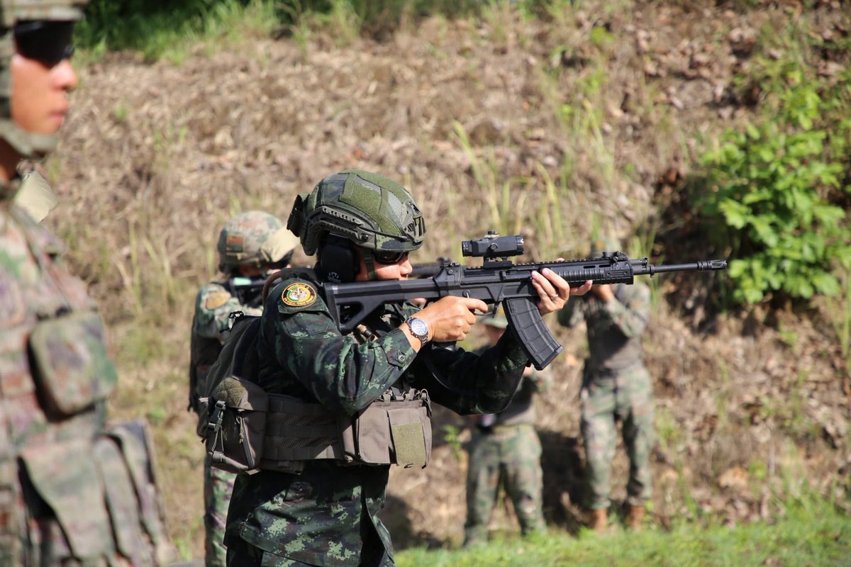 Swap Weapons for a Day: Photos show soldiers from the Chinese PLA and ...