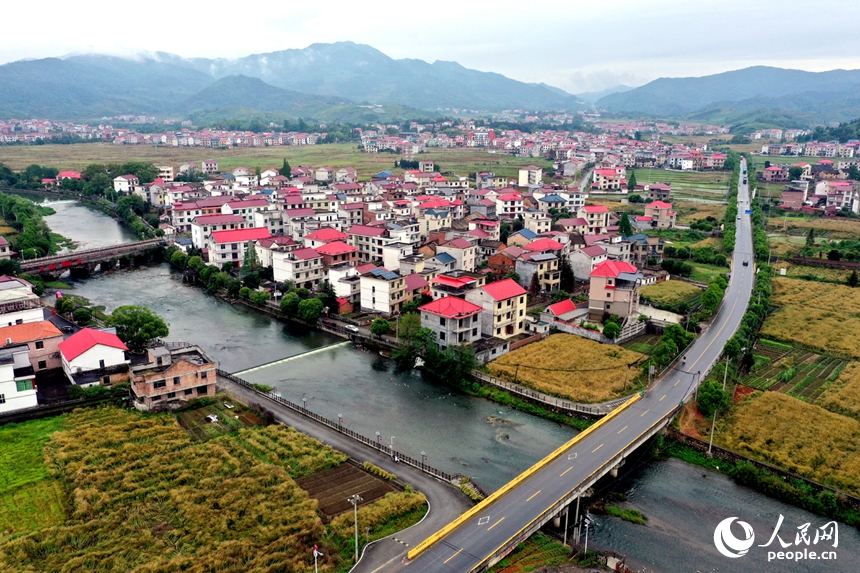Beautiful Jiangxi: In early summer, Yanbei Village is wrapped in misty ...