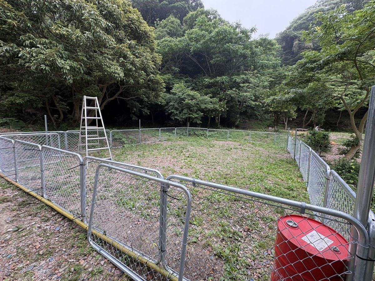 予算の関係で接続がタイラップ(耐候)になったけど囲いがあるキャンプスペース作ったよ。わんこもリードを外して過ごせるように。 大型だからこんなの ...