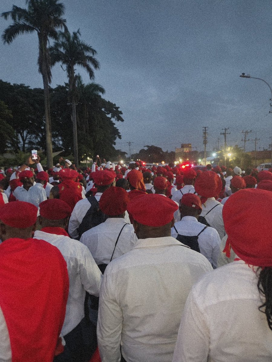 People who organized themselves in Yorubaland and sang "hand dey shake ...