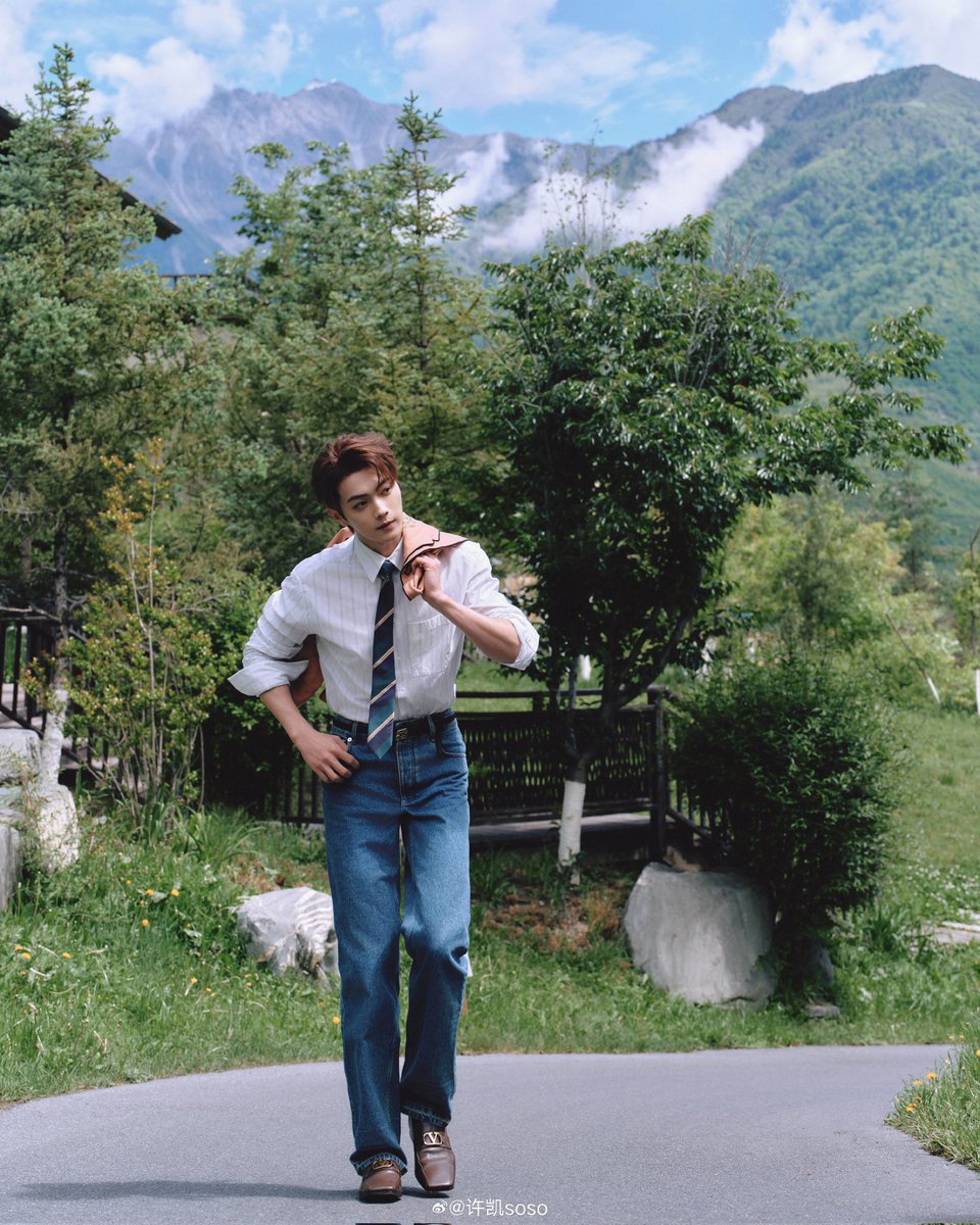 weibo更新 在看天地辽阔⛰️ #VogueVacation #许凯 #XuKai #シュー・カイ #許凱 cr:许凯soso