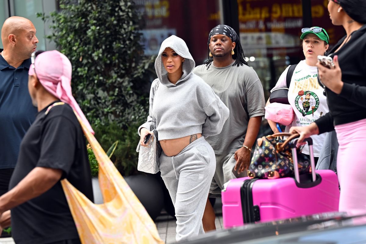 ‼️‼️:Rapper Cardi B is expecting a child with her American football ...