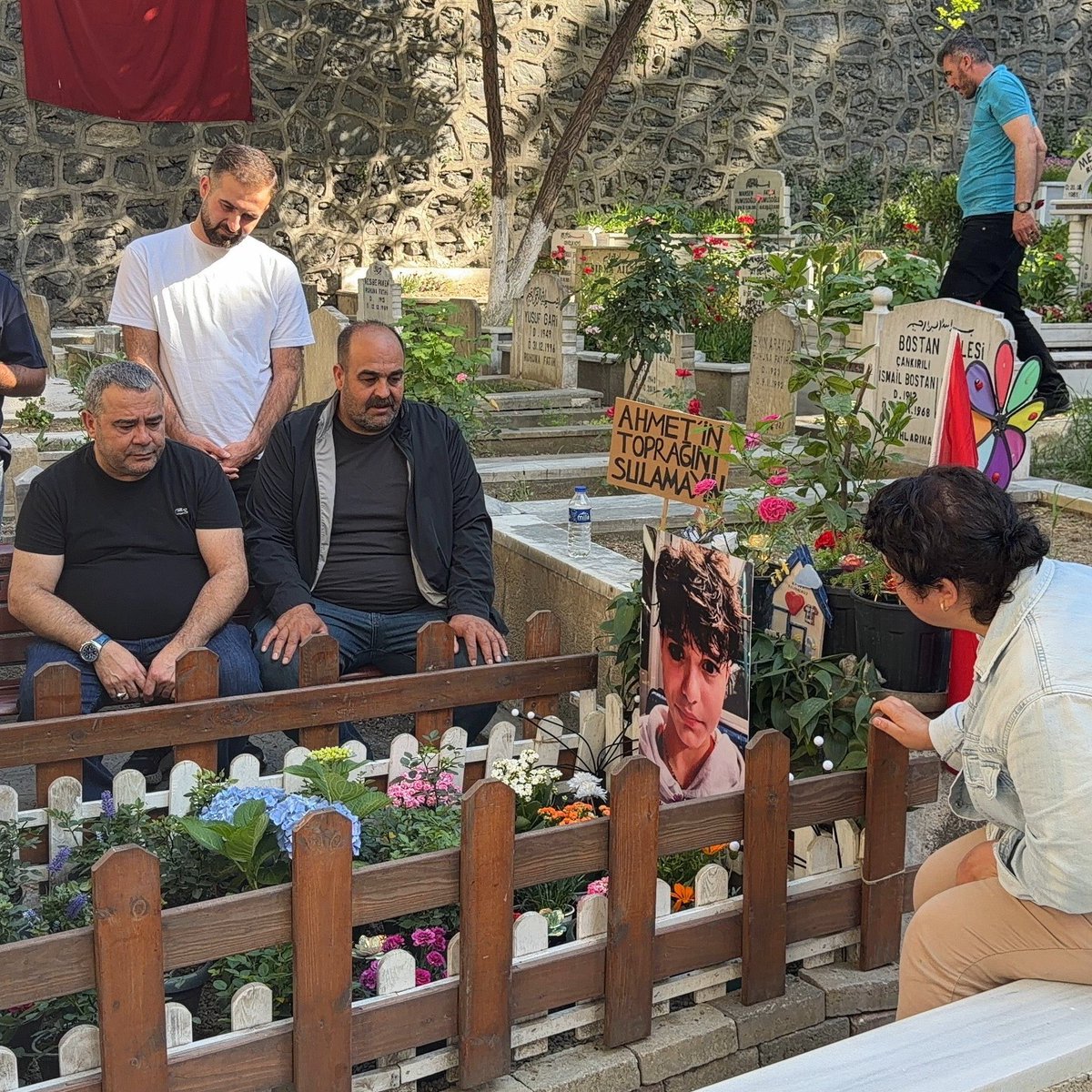 Narin Güran'ın babası ve ağabeyi, Mattia Ahmet Minguzzi'nin kabrini ...