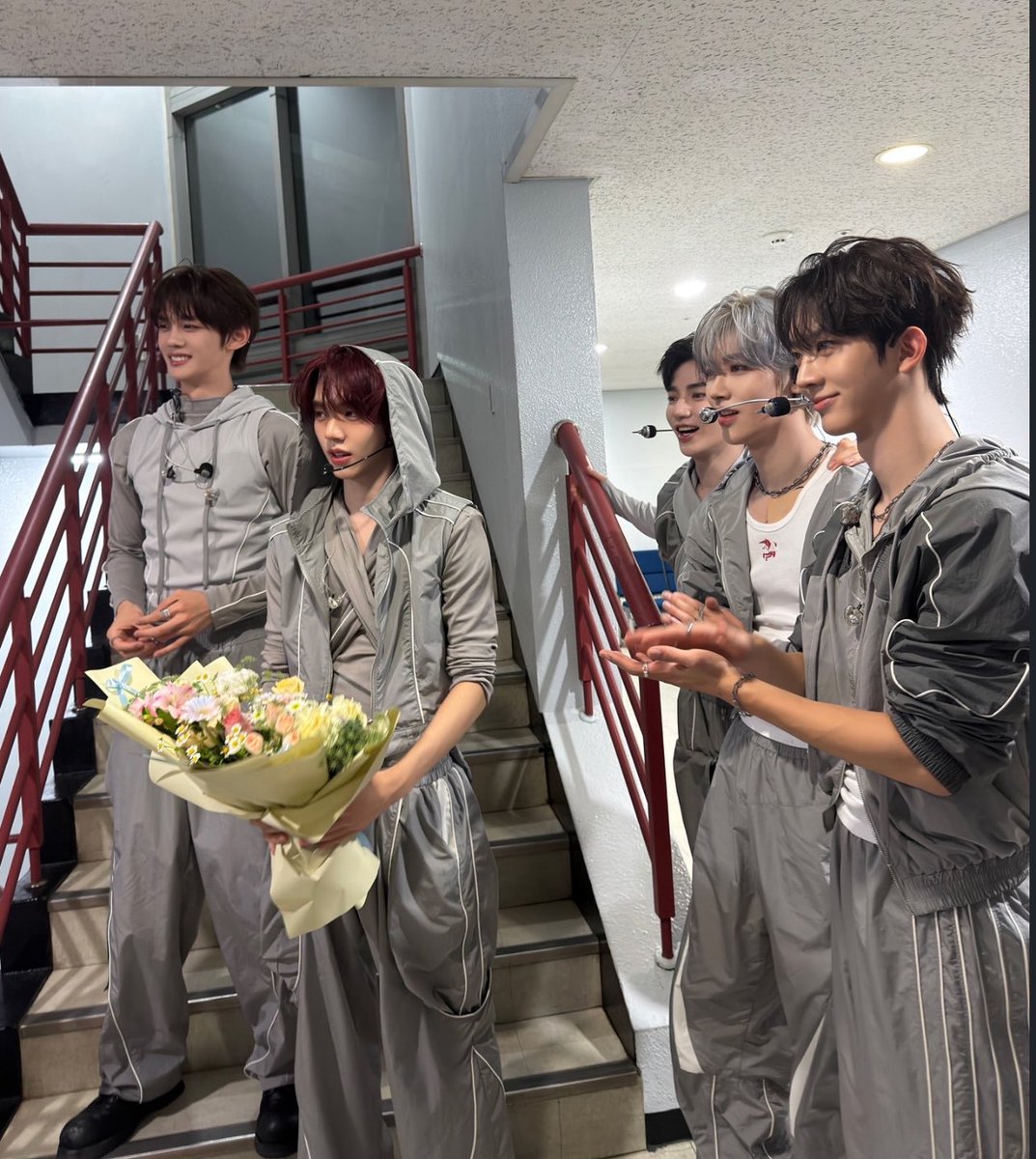 The way they’re smiling just bc Inkigayo gave Yujin flowers 凉凉 https ...