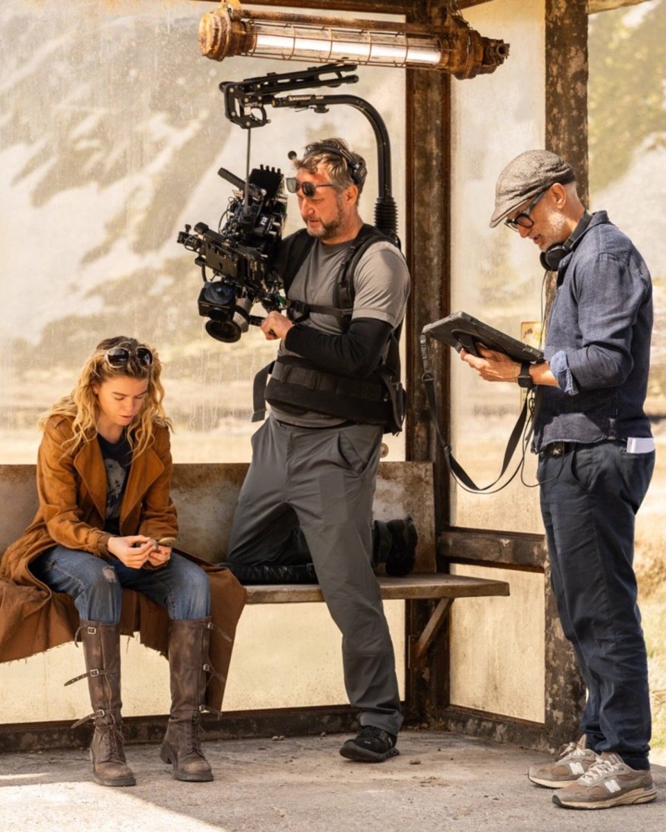 ‘SUPERGIRL’ director Craig Gillespie says he was hooked on Ana Nogueira ...