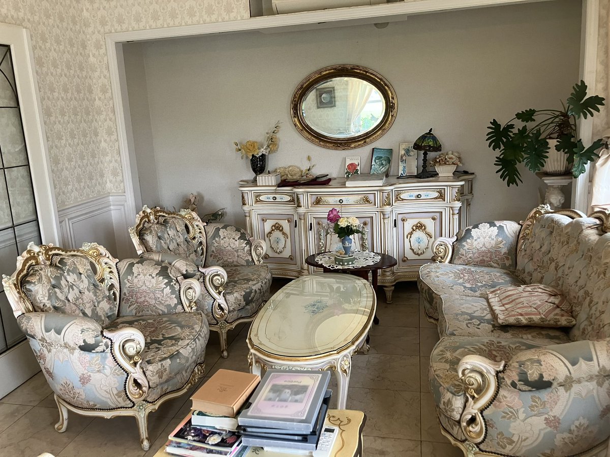加賀市梶井町の "Tea House Portico" さんでアフタヌーンティー𥳐を珞 ロココ調の家具や調度品でコーディネートされた店内は ...