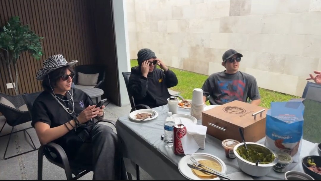 Que milagro que al fin se deja ver aca 凉(si tan sólo Aldo estuviera ...