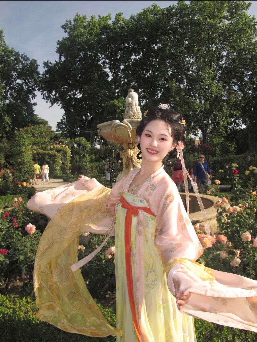 Serving Tang Dynasty aesthetics in Madrid! This outfit handles the ...