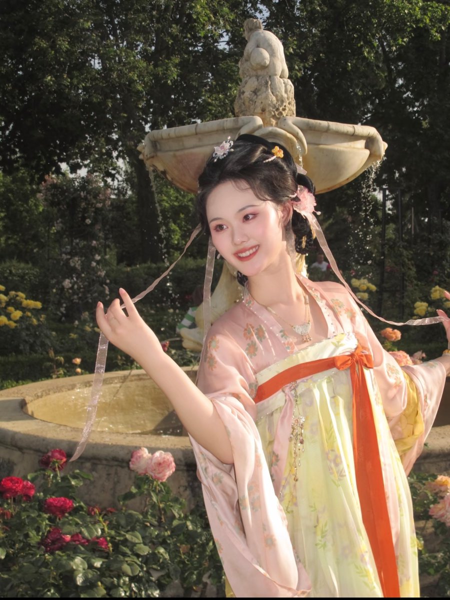 Serving Tang Dynasty aesthetics in Madrid! This outfit handles the ...